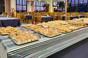 Café da manhã com buffet grátis todos os dias
