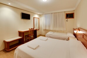 Quarto Triplo Deluxe | Minibar, secretária, secretária adequada para computadores portáteis