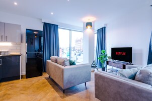 Standard Apartment, 2 Bedrooms, 2 Bathrooms | Sala de estar | Smart TV de 40 de polegadas com canais digitais, televisor, Netflix 