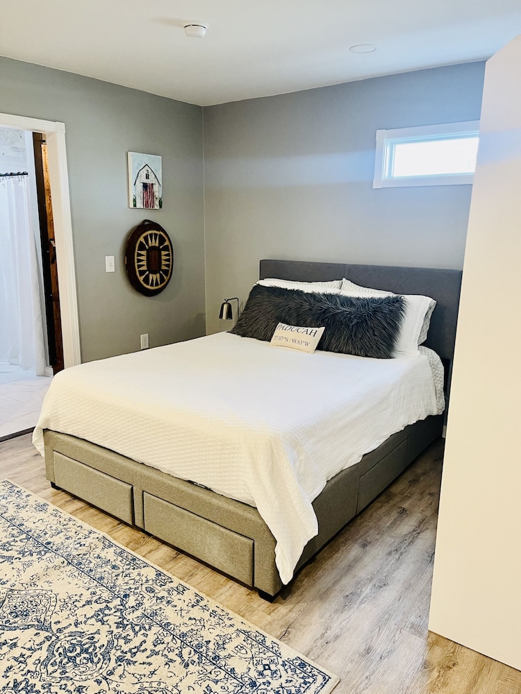 Carriage House With Heated Garage - Paducah, KY