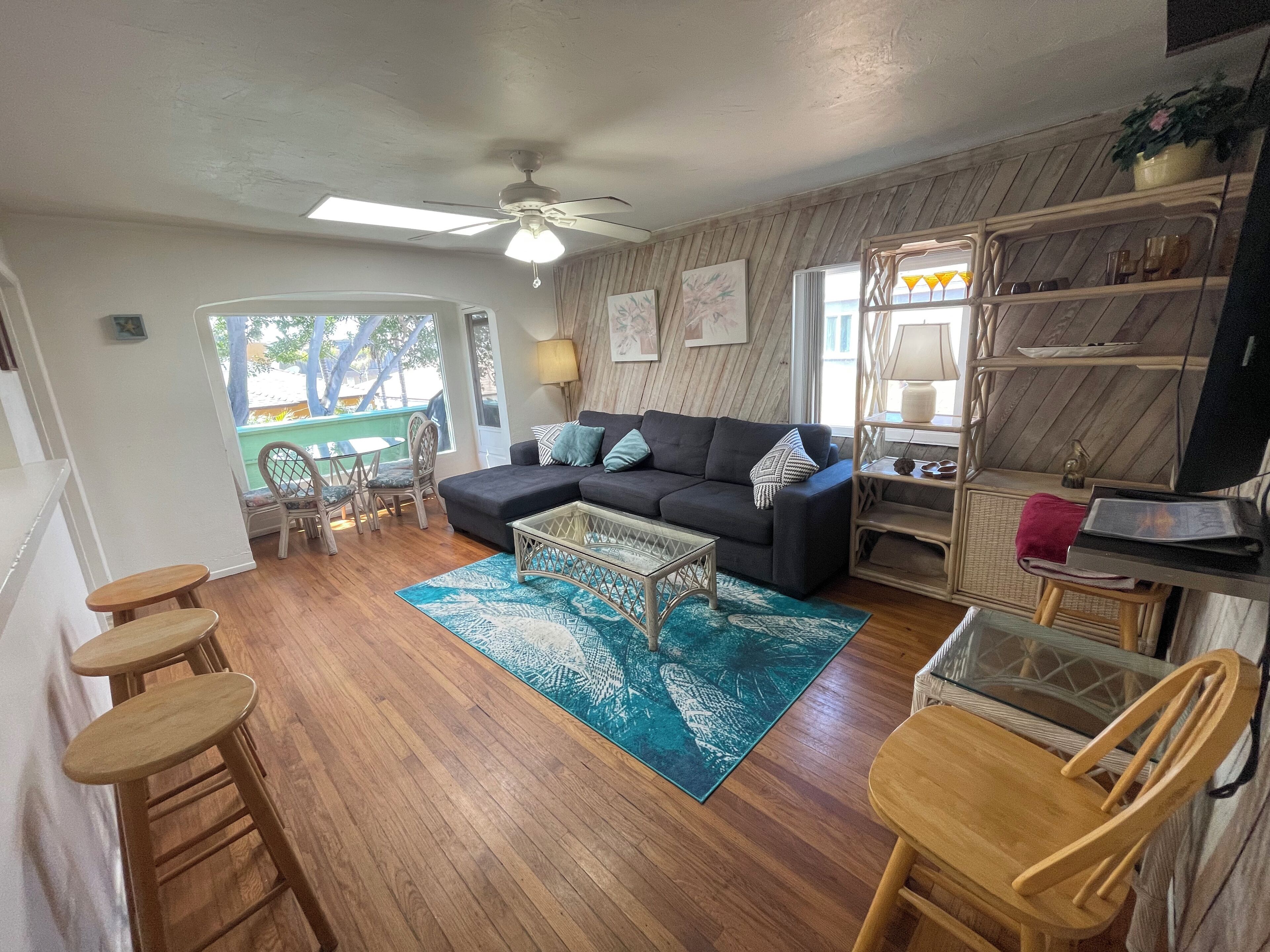 Bayside Family Chic 5 Bed, 3bath-1 Block To Ocean/bay-2 Units Together-sleeps 18 - San Diego, CA