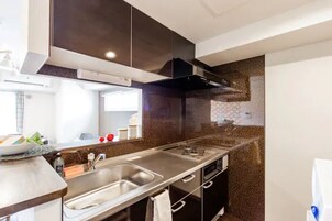 Apartamento, não fumadores | Kitchenette privada | Um frigorífico, um micro-ondas, uma placa de cozinha 