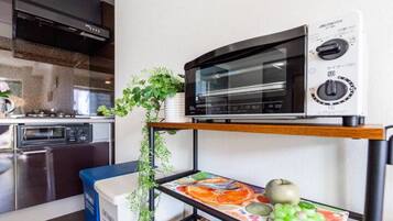 Apartamento, não fumadores | Kitchenette privada | Um frigorífico, um micro-ondas, uma placa de cozinha