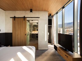 Quarto Clássico, 1 cama king-size, Vista para a cidade | Roupa de alta qualidade, minibar, cofre no quarto 