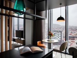 Roupa de alta qualidade, minibar, cofre no quarto