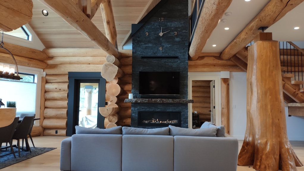 Log Home | 4 Bedrooms (7 Beds) | 2.5 Baths | Maximum 12 Guests - Harrison Hot Springs