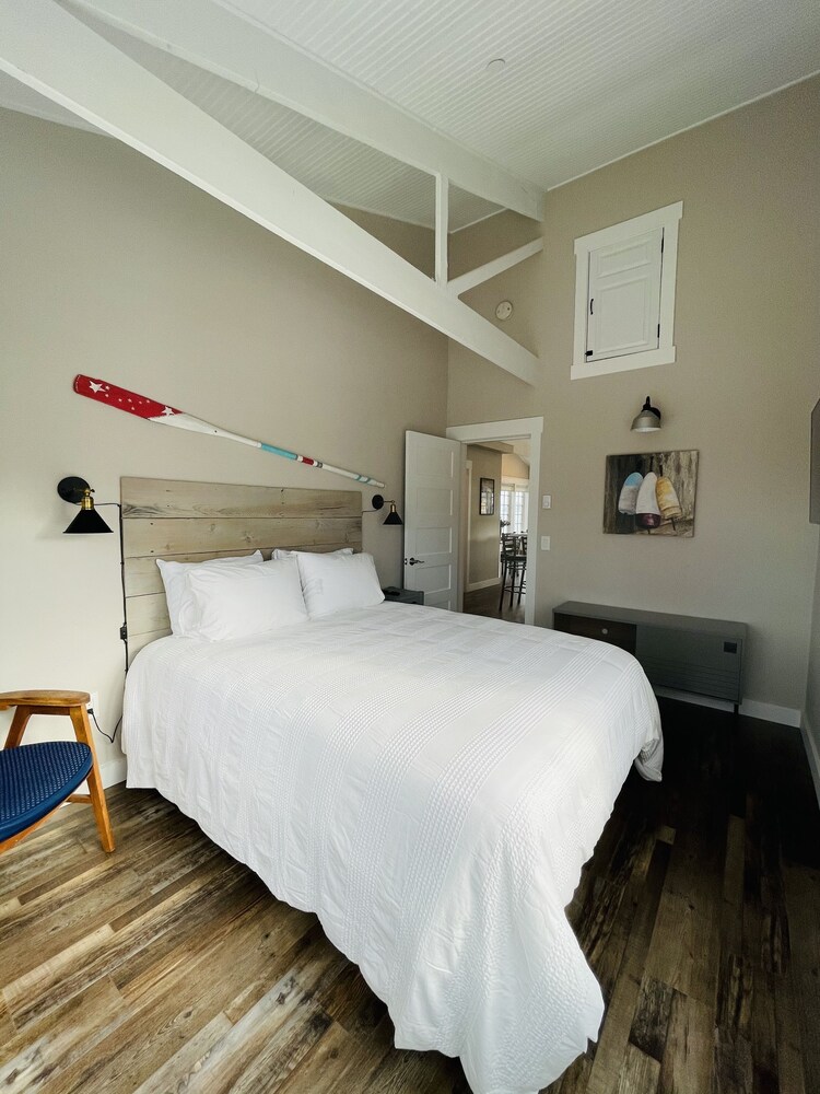 The Wheelhouse On Pier 11 - Astoria