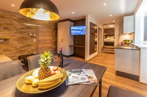 Apartamento Signature em Condomínio Fechado | Sala de estar | Smart TV de 100 de cm com canais por cabo, televisor, piso aquecido 