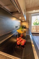 Apartamento Design em Condomínio Fechado | Cozinha privada | Um frigorífico, um micro-ondas, um forno, uma placa de cozinha 