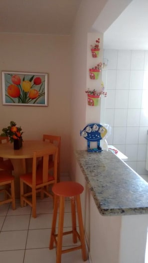 Apartamento Básico | Refeições no quarto
