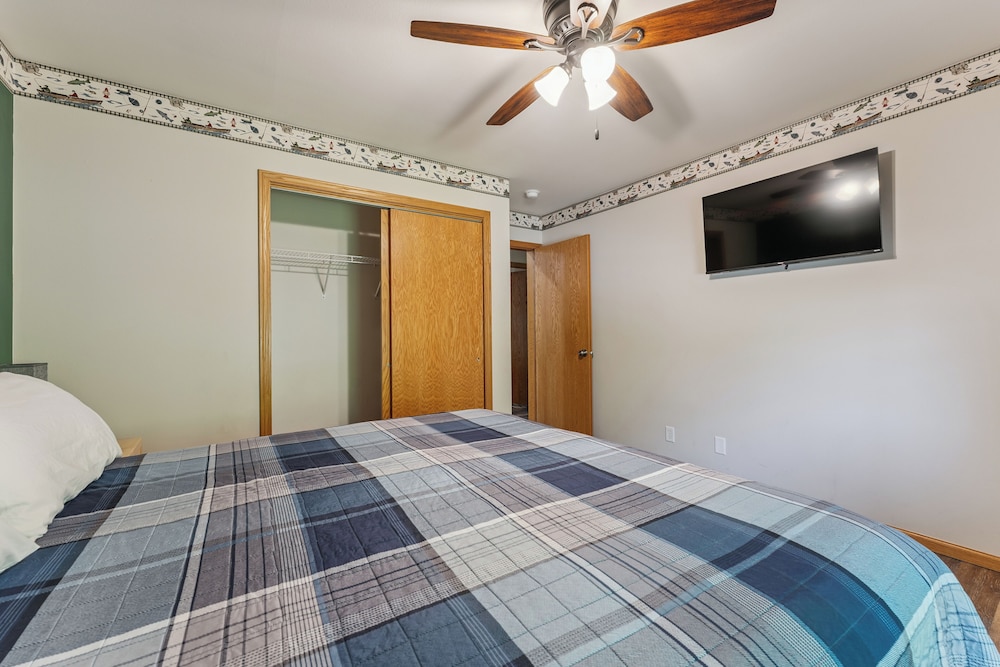 First Class" Big Momma"- 19 Person Home With Arcade! Family Fun! - Lake Delton, WI