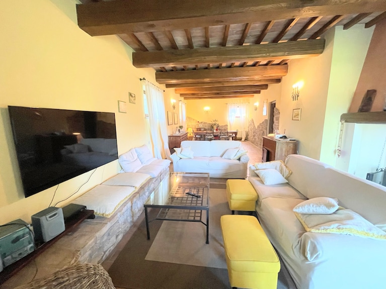 5 Bedrms/5 Bathrms/1 Stg-dng Rm/1 Kitchn-diner/exc Pool + 20 Hectares Of Land - Todi