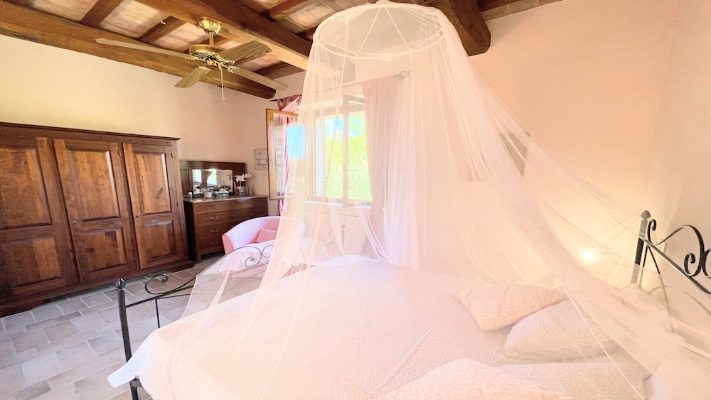 5 Bedrms/5 Bathrms/1 Stg-dng Rm/1 Kitchn-diner/exc Pool + 20 Hectares Of Land - Todi