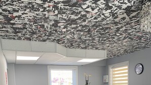 Uma área de recepção com balcão, um mural com mapas e um relógio na parede.