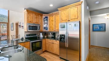 Casa de Férias, 3 quartos | Cozinha privada | Um frigorífico, um micro-ondas, um forno, uma cafeteira/bule