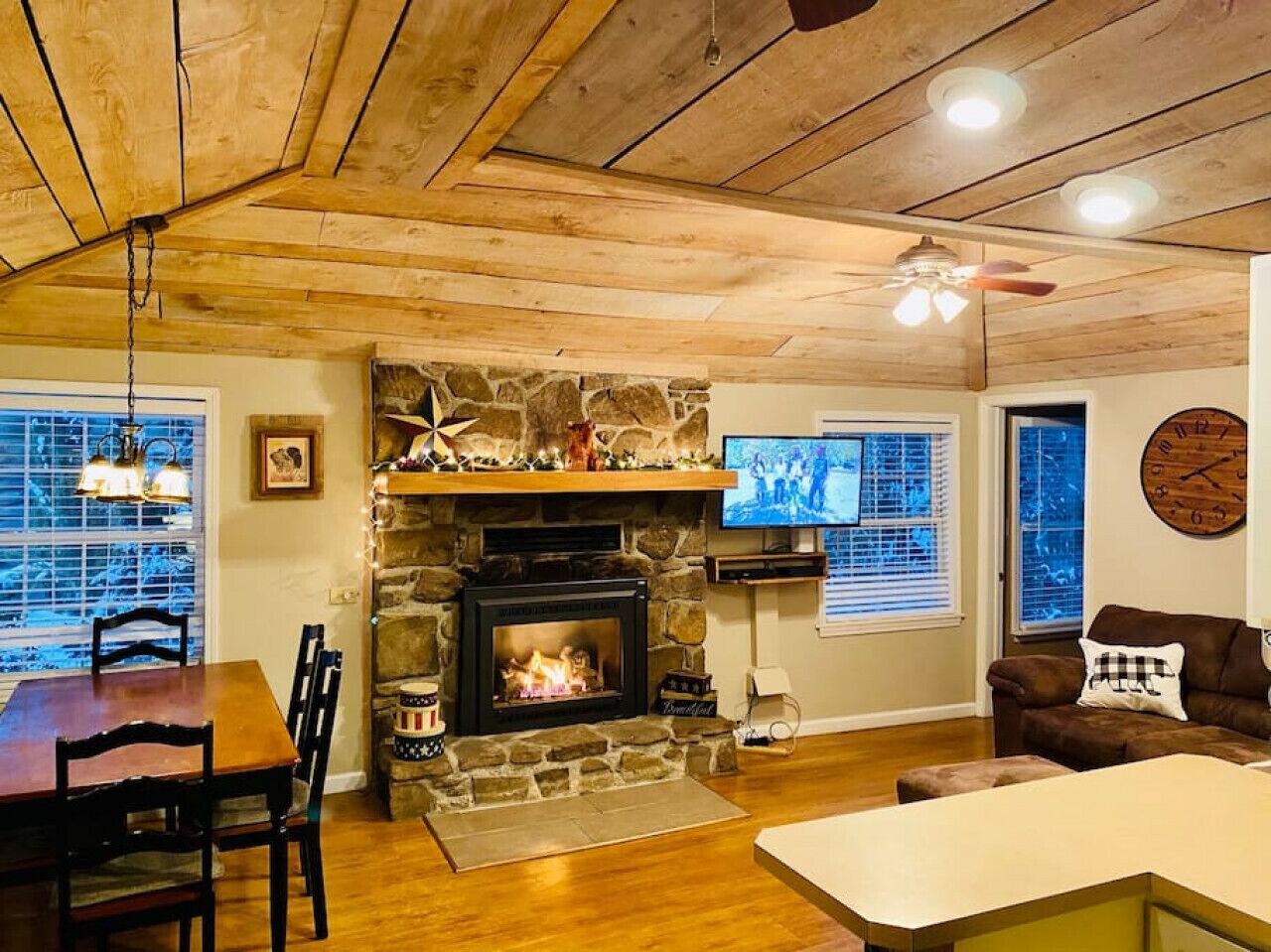 Autumn Escape Bear Paw Cabin: Sleeps 6 · 3br 1ba · Fire Pit Grill Fireplace - Nemacolin, PA