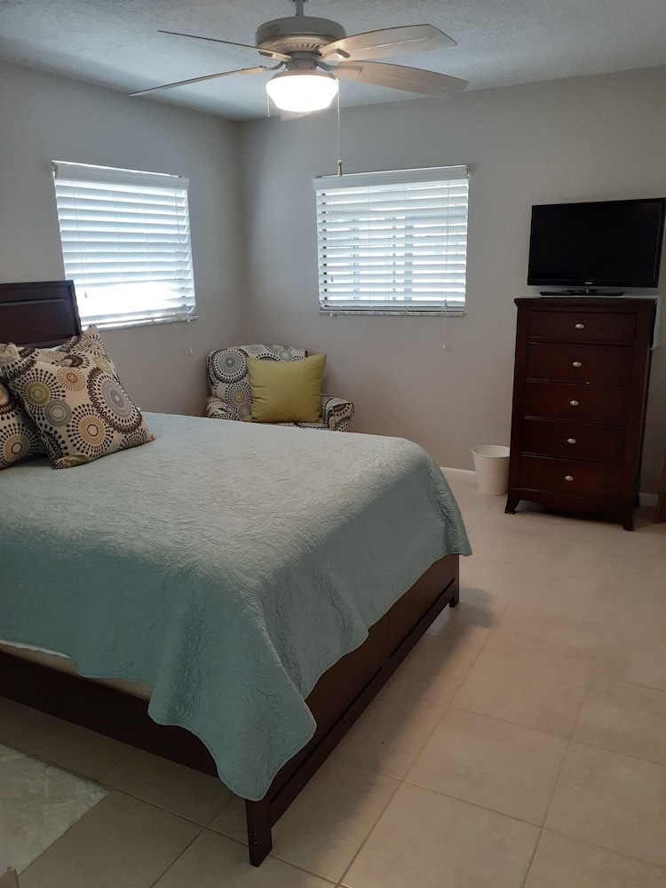 Casa Coquina ~ Walk To Downtown ~ Clean, Quiet, Spacious, Huge Private Yard - St. Augustine, FL