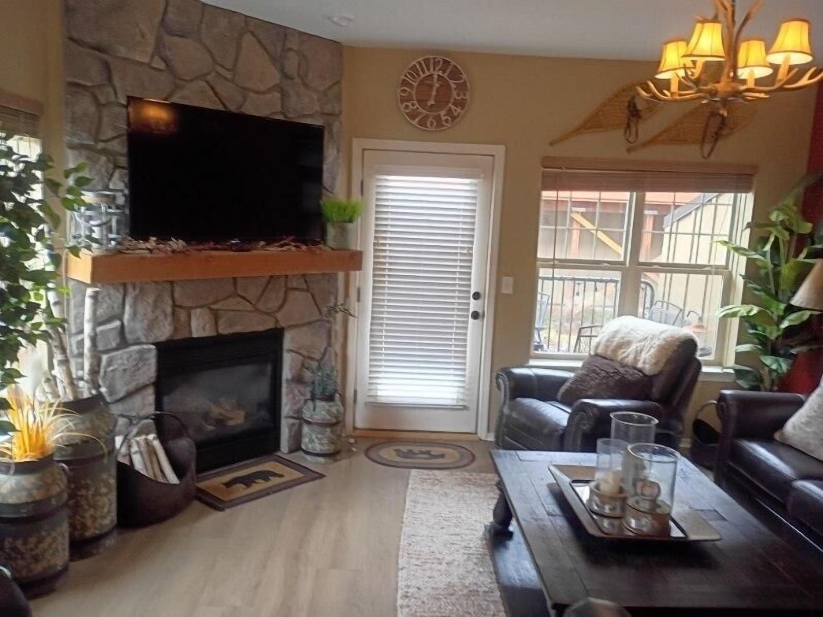 In The Resort Of Collins Lake Next 2pool, Spas, Sauna Ski Shuttle Across Street - Oregon