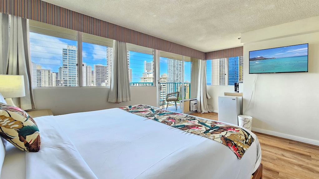King Bed 15th Floor Comfortable Studio W/ Pool & Ocean Views - Hawaï