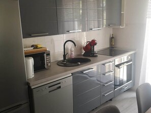 Apartamento (One Bedroom Apartment) | Cozinha privada | Um frigorífico, uma cadeira de bebé 