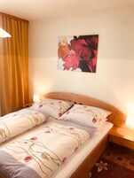 Quarto casal | Escrivaninha, roupa de cama