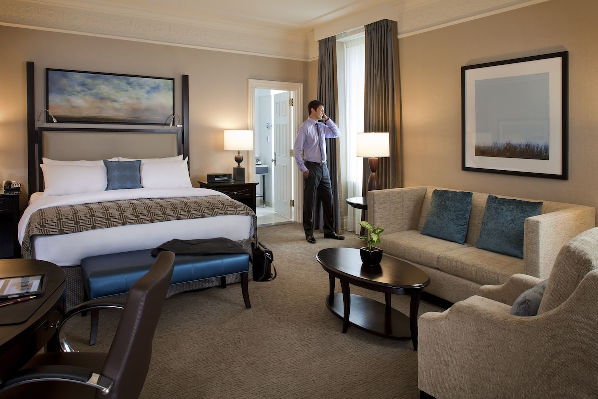 Fairmont Gold, Suíte júnior, 1 cama King, para não fumantes | Roupas de cama antialérgicas, edredons de pluma, frigobar