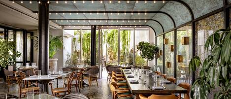 Pequenos-almoços servidos, com espaço para refeições ao ar livre