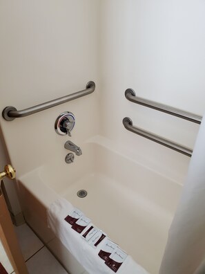 Quarto Romântico, 1 cama king-size, banheira de hidromassagem | Casa de banho | Artigos de higiene pessoal grátis, um secador de cabelo 
