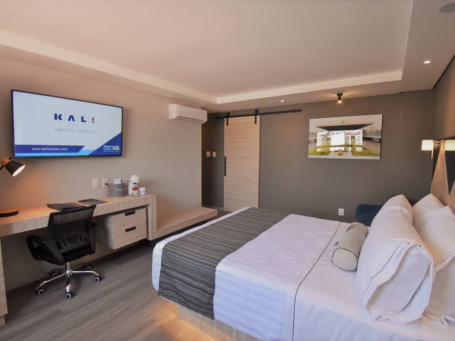 Quarto Duplo Premier | Camas de colchão Select Comfort, cofre no quarto