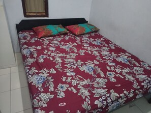 Secretária, roupa de cama fornecida 
