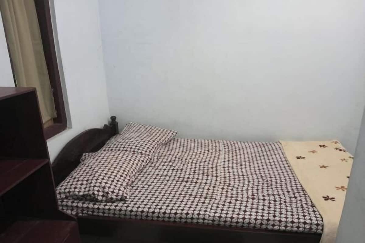 Escrivaninha, roupa de cama