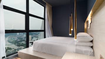 Condo (PALATIAL NOIRE II) | 2 quartos, roupas de cama premium, camas com colchões pillow-top