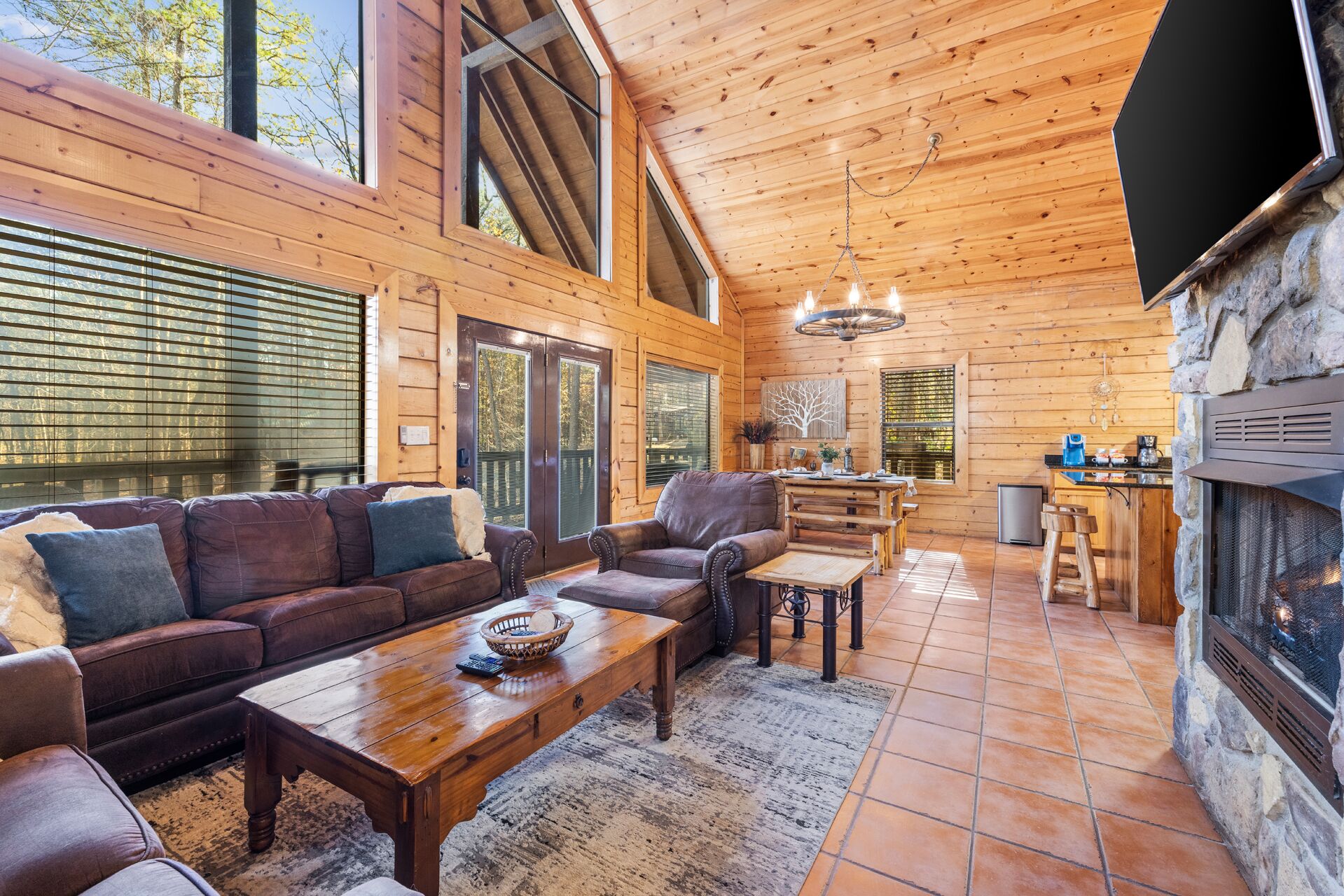 Peaceful Pines: Hot Tub/playground/games + Eateries/brewery/hiking/lake~3mi! - Hochatown, OK