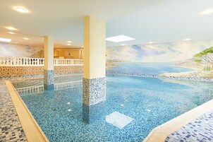 Piscina interior, espreguiçadeiras 