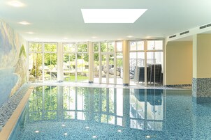 Piscina interior, espreguiçadeiras 