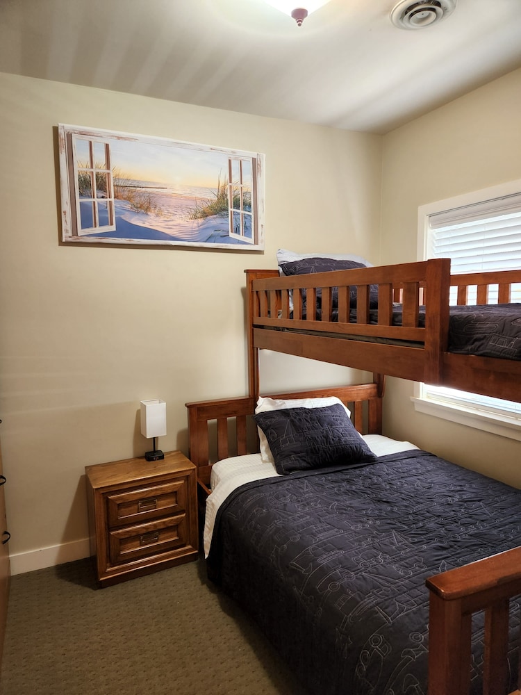 2 Bedroom , Private Condo At Barona Beach W Kel. Boat Slip Also Available. - Kelowna