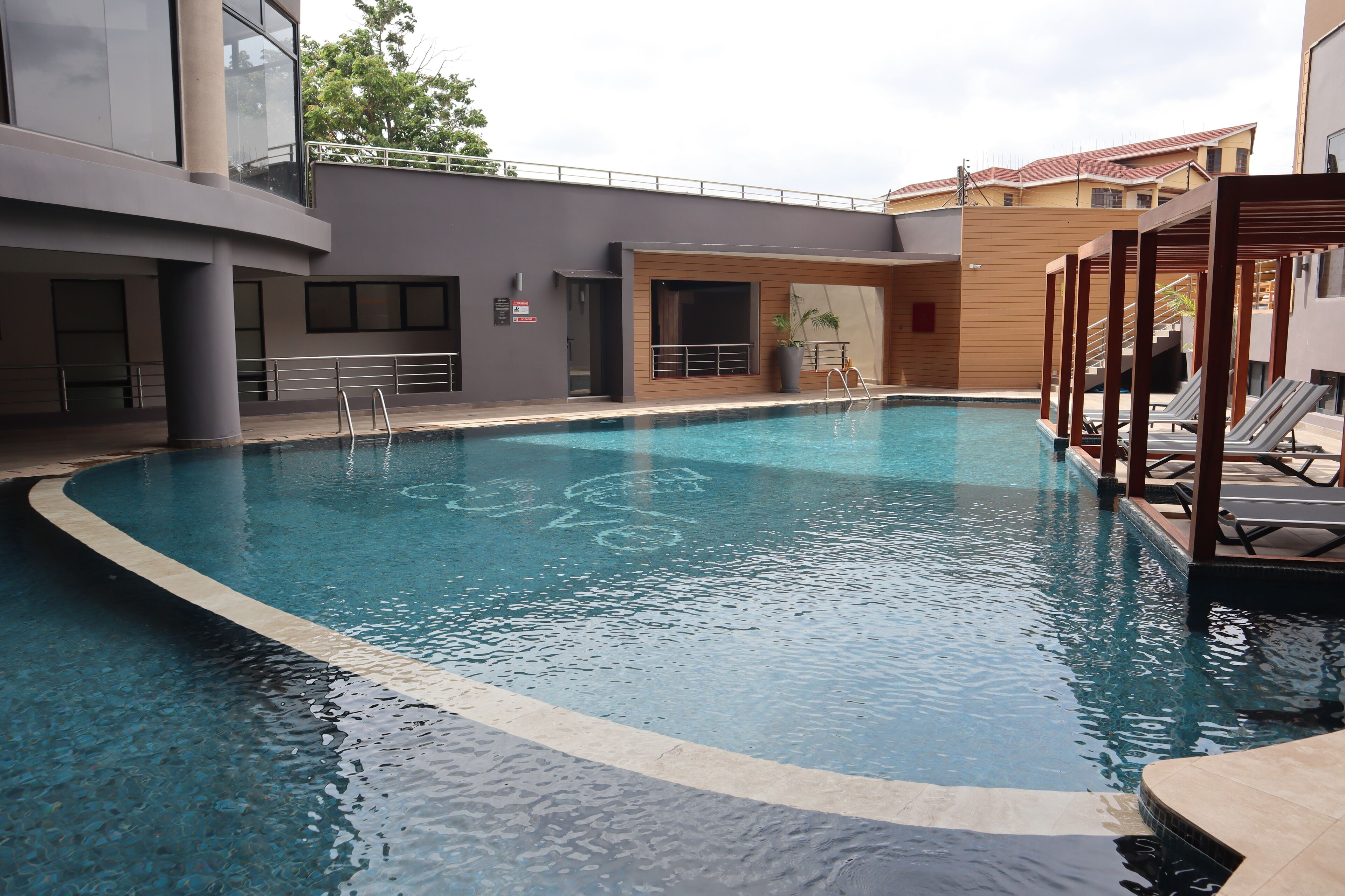 Piscina exterior, espreguiçadeiras 
