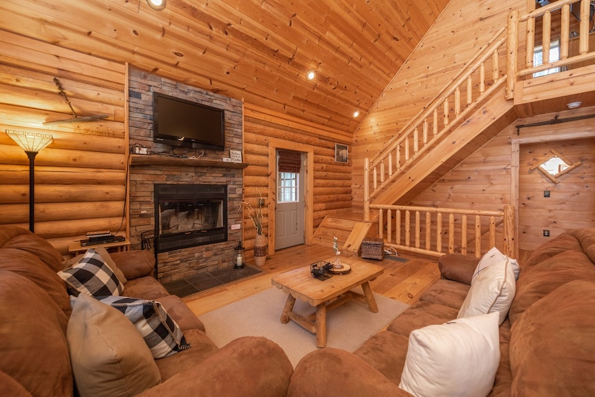 Charming Log Home W/ Fireplaces & Hot Tub - Maryland
