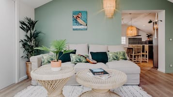 Apartamento Júnior | Sala de estar | Televisor de ecrã plano de 80 cm com canais digitais, televisor