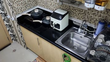 Apartamento Superior em Condomínio Fechado, 1 quarto, acessível, não fumadores | Cozinha privada | Um frigorífico/congelador grande, um micro-ondas, um forno