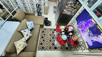 Apartamento Superior em Condomínio Fechado, 1 quarto, acessível, não fumadores | Sala de estar | Smart TV de 50 de polegadas com canais digitais, televisor, Netflix