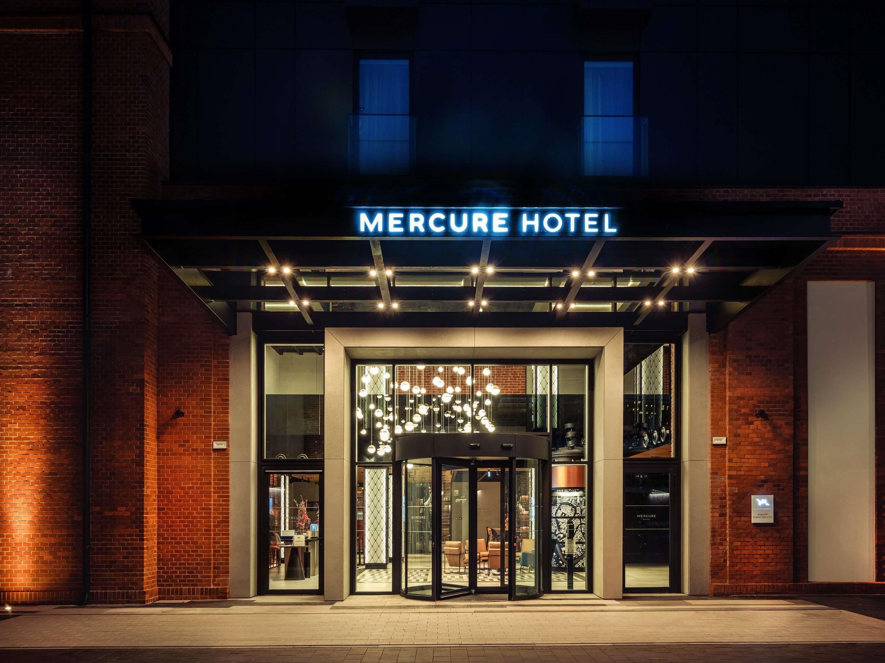Exterior do Hotel Mercure com fachada moderna, ampla entrada de vidro e sinalização de hotel em destaque.