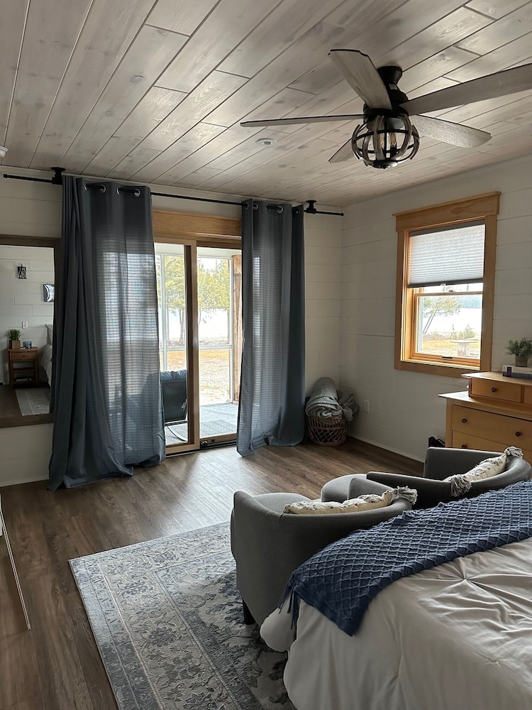 Bois Blanc Island Lighthouse Home. Iconic Sunset Views Of The Mackinac Bridge! - Mackinac Island, MI