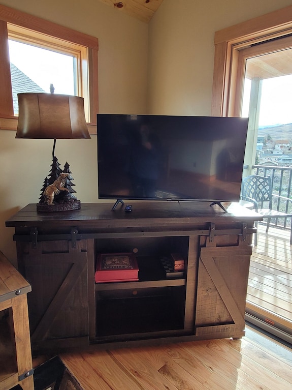 Yellowstone Beauty Overlooking Yellowstone River Brand New Gardiner, Mt - Montana