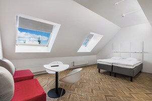 Quarto Quádruplo Superior | Minibar, secretária adequada para computadores portáteis 