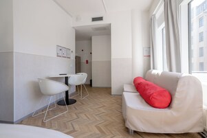 Minibar, secretária adequada para computadores portáteis 