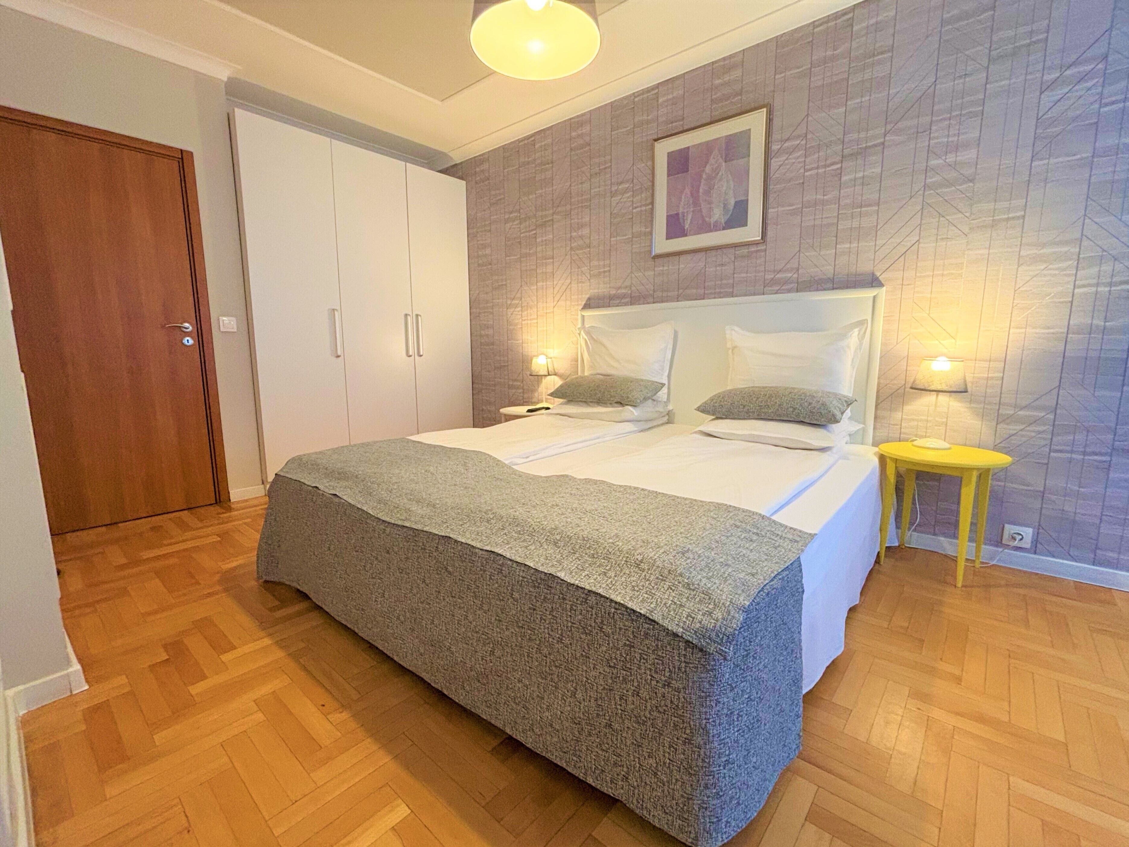 Superior One-Bedroom Apartment | Cofres nos quartos, escrivaninha, espaço de trabalho para notebook