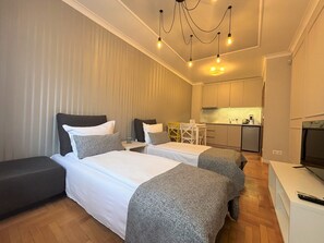 One-Bedroom Apartment | Cofre no quarto, secretária