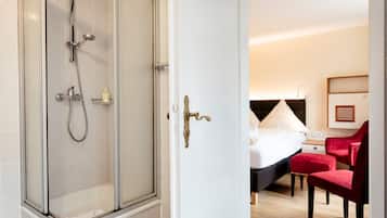 Quarto Duplo Comfort | Casa de banho | Um polibã, um secador de cabelo, toalhas fornecidas, sabão