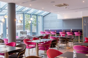 Café da manhã com buffet diário (EUR 17.9 por pessoa) 